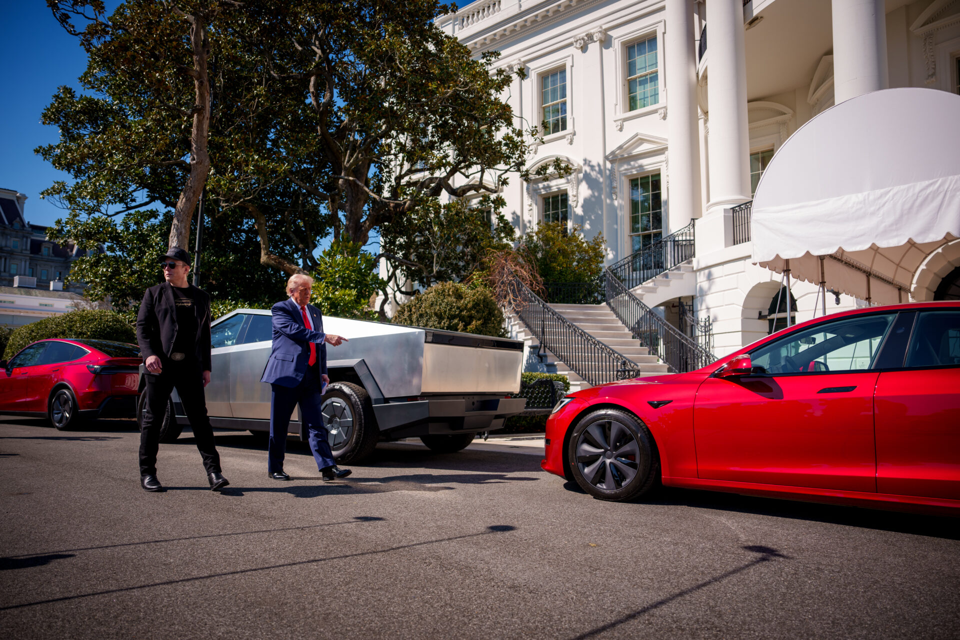 Bilionário Elon Musk em dificuldades: Trump compra-lhe um Tesla para o ... Bilionário Elon Musk em dificuldades: Trump compra-lhe um Tesla para o ...