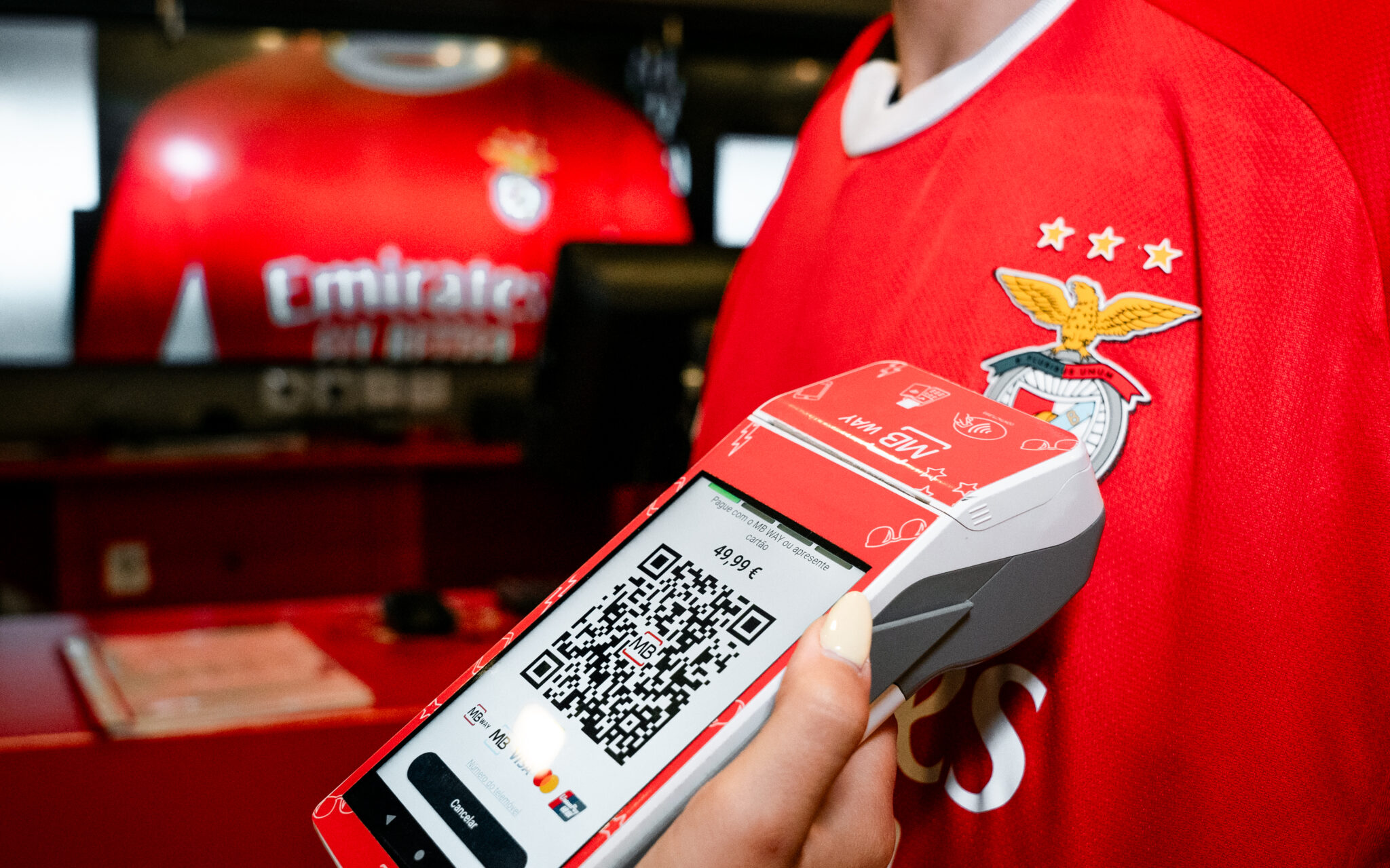 MB Way pulse presente agora em camisolas, cachecóis e porta-chaves do ...